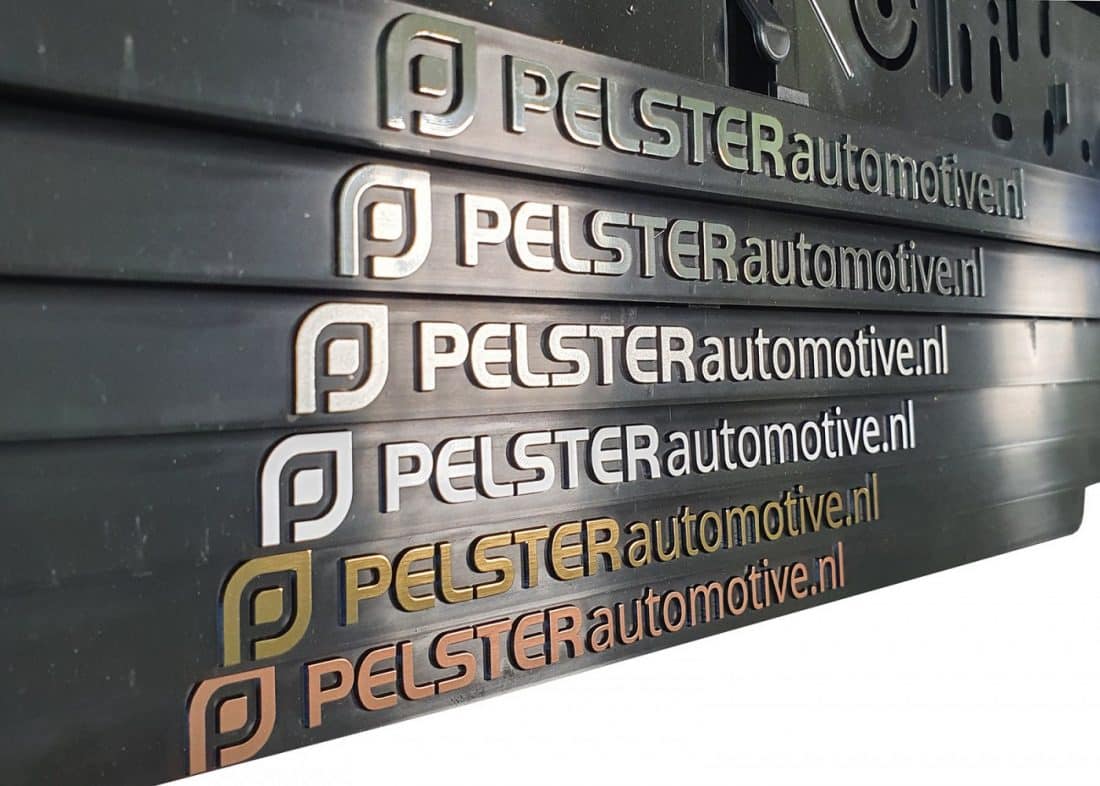Kentekenplaathouder met eigen tekst en logo l Pelster Automotive