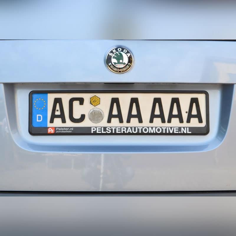 Kentekenplaathouder met eigen tekst en logo l Pelster Automotive