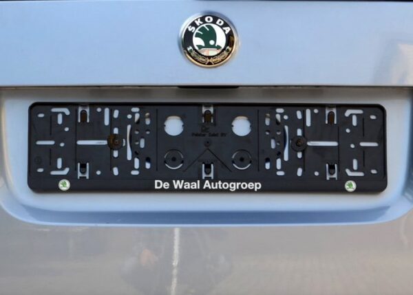 Kentekenplaathouder met eigen tekst en logo l Pelster Automotive